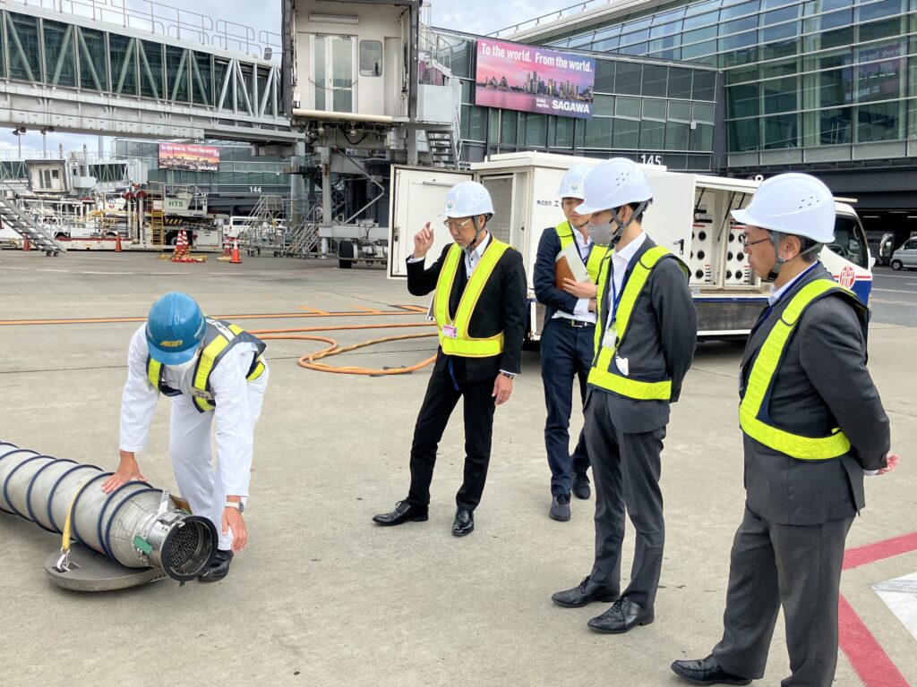 2024年10月10日、国土交通省関係者が羽田空港で当社GPU設備（航空機用地上動力供給設備）をご視察 - Airport Ground Power