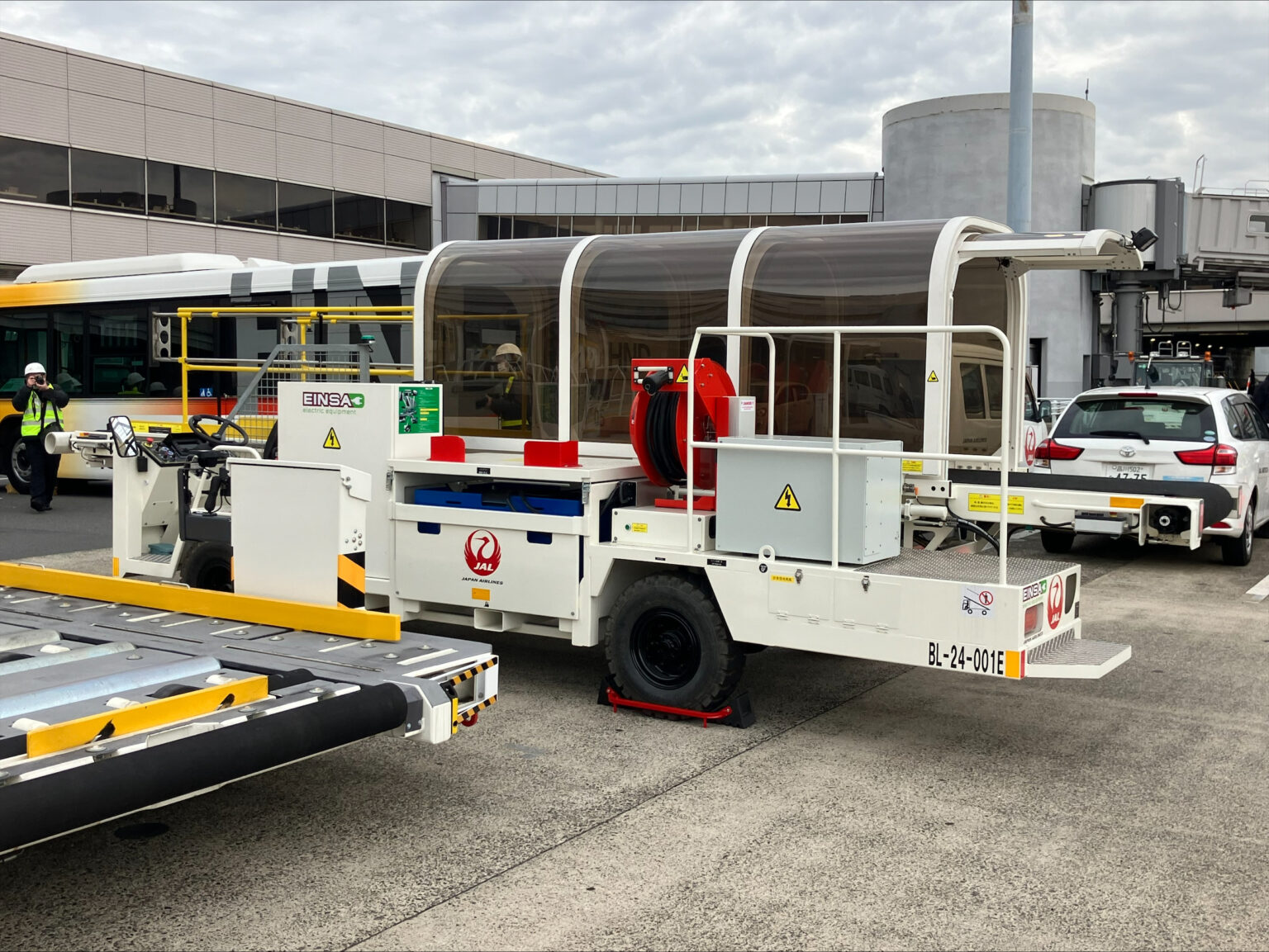 日本航空株式会社様によるEINSA社製電動ベルトローダー導入のお知らせ - Airport Ground Power