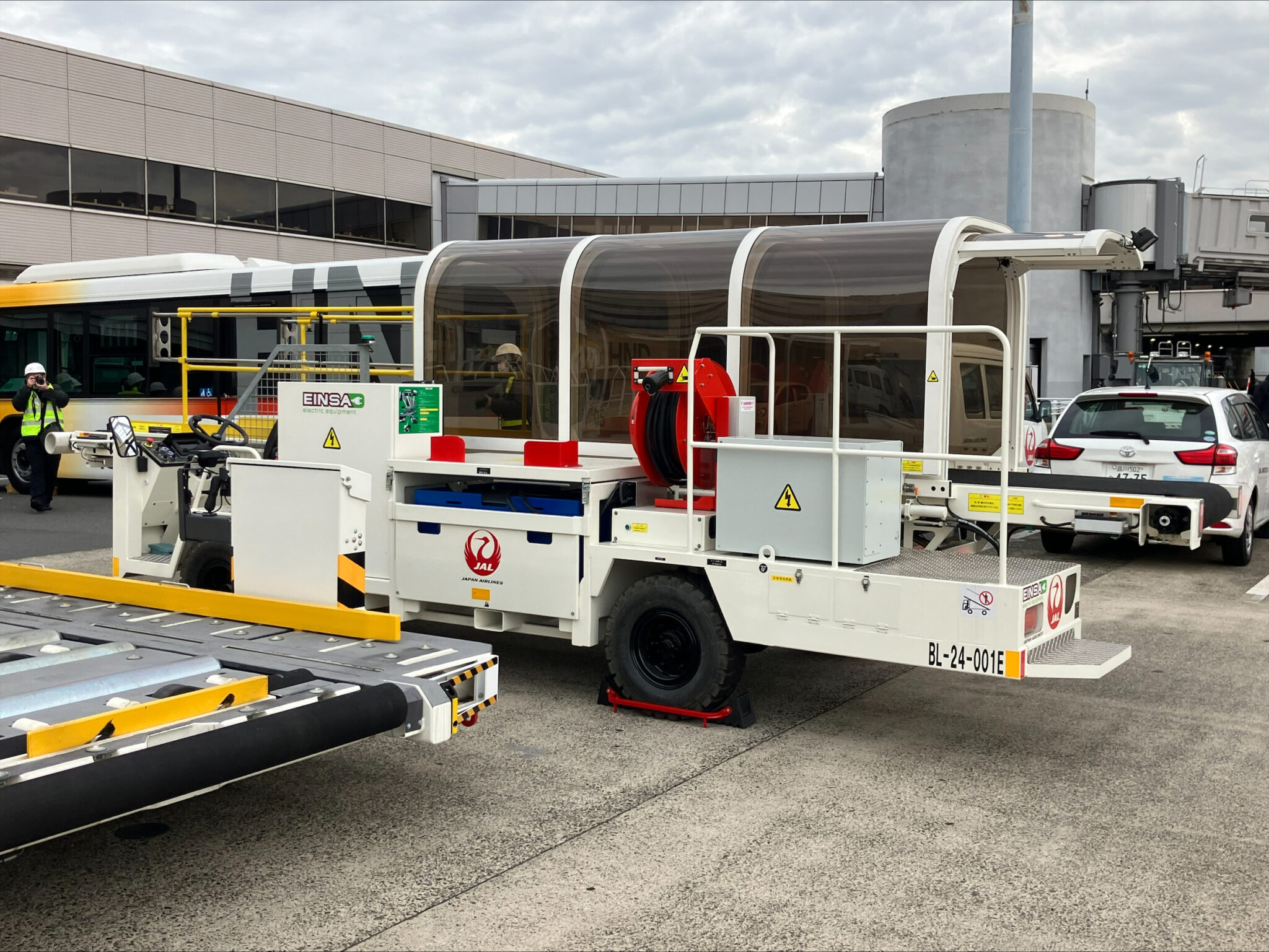 日本航空株式会社様によるEINSA社製電動ベルトローダー導入のお知らせ - Airport Ground Power